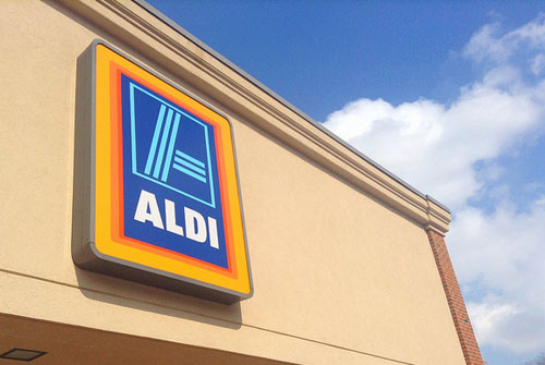 1,500 jobseekers queue outside Aldi to interview for 40 jobs | | HR ...